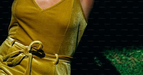 노란 드레스를 입은 여자가 벽에 기대어 있다 사진 Unsplash의 Z세대 이미지