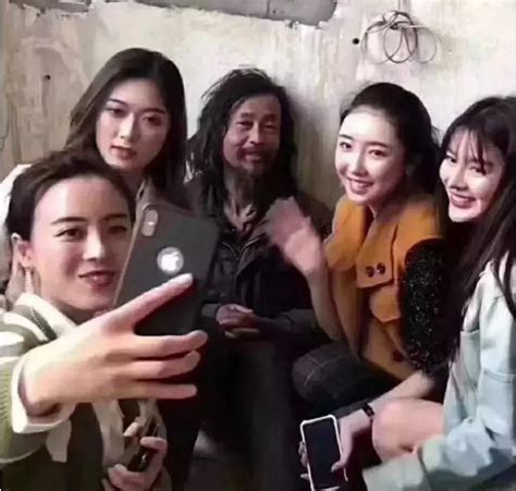 大衣哥被吸血的9年：“偷拍朱之文，我赚了60万！”在暴利驱逐下，人们有多疯狂？ 搜狐大视野 搜狐新闻