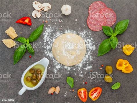 재료 달콤한 바 질 토마토 마늘 베이 잎 어두운 돌 배경 평면에 고추 양파 모 짜 렐 라 치즈와 수 제 피자 재료 하다 건강에 좋지 않은 음식에 대한 스톡 사진 및 기타