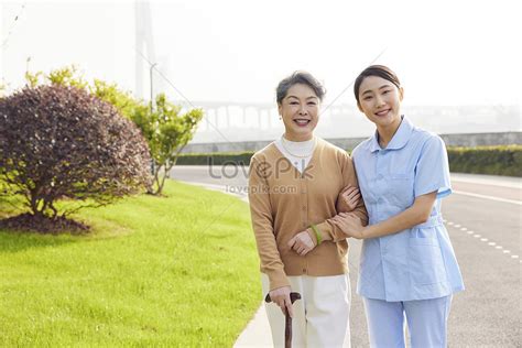 야외에서 노인과 함께 걷는 젊은 여성 간병인 사진 무료 다운로드 Lovepik
