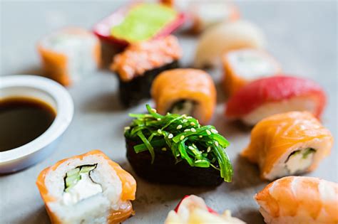 초밥 생강 간장 와사비 콘크리트 회색 배경 모의 업 평평한 평신도가있는 전통 일본식 전망 온라인 음식 배달 개념 개체 그룹에 대한 스톡 사진 및 기타 이미지 Istock