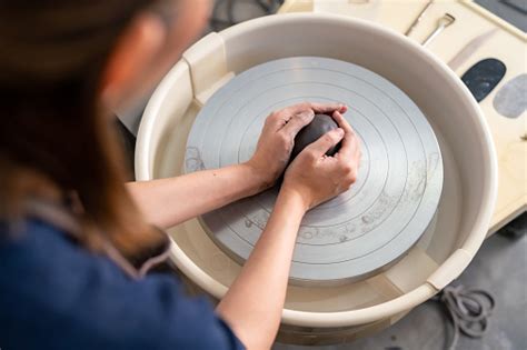 세라믹 스튜디오에서 도자기 바퀴에 아시아 여성 조각가 손 조각 원시 점토의 클로즈업 녹로에 대한 스톡 사진 및 기타 이미지 녹로 손 아시아인 Istock