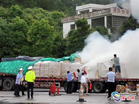 这不是演练通驿服务区员工快速扑灭起火车辆 灭火器 货车 进行
