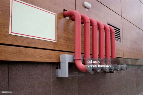 소방차에 연결하기 위한 벽 옆의 소화전은 건물에 불을 지피기 위해 소방차에 연결합니다 소방 시스템의 개념 0명에 대한 스톡 사진