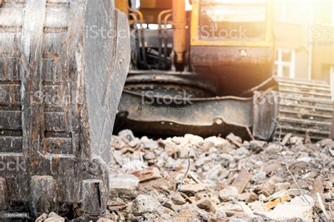 유압 분쇄기 굴삭기 백로 기계 현장 철거 작업 파괴함에 대한 스톡 사진 및 기타 이미지 파괴함 파괴된 산업 Istock
