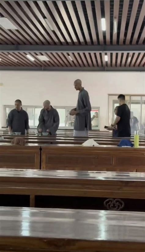 ‘쇼킹 웸반야마 삭발하고 소림사행···부상 회복 후 “10일간 영적 수행 명상으로 마음다잡기”