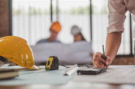 연필을 사용하여 건축 건물 청사진을 만들고 구조로 계산하기 위해 측정합니다 20 24세에 대한 스톡 사진 및 기타 이미지 20 24세 개발 건설 산업 Istock