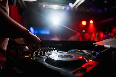 나이트 클럽에서 파티에서 춤을 흐리게 사람들과 음악을 혼합하기위한 제어 Dj Dj에 대한 스톡 사진 및 기타 이미지 Dj