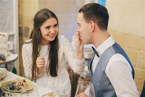 세련된 레스토랑에서 맛있는 현대 케이크를 맛볼 수있는 세련된 행복한 신부와 신랑 프로방스 결혼식 피로연 아름다운 웨딩 커플 미소와 맛있는 웨딩 케이크의 조각을 먹는 먹기에