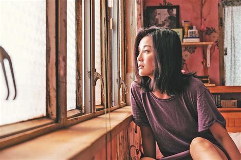 從影以來最性感 蔡卓妍新戲全裸露背擘髀 澳門力報官網