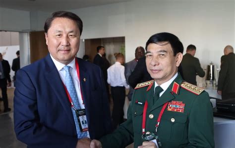 Монгол ОХУ ын Батлан хамгаалахын сайд нар хэлэлцээр хийж цэрэг техникийн хамтын ажиллагааны