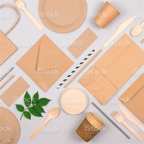 친환경 식기와 사각형 구성 밝은 회색 배경에 크래프트 종이 식품 포장 길거리 식품 용지 포장 재활용 가능한 종이 제로 폐기물