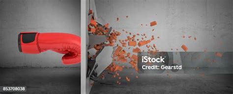 측면 보기에서 거 대 한 빨간 권투 글러브의 3d 렌더링 벽돌 벽을만 지 고 떨어지는 잔해와 함께 그것을 파괴 권투 스포츠에 대한 스톡 사진 및 기타 이미지 Istock