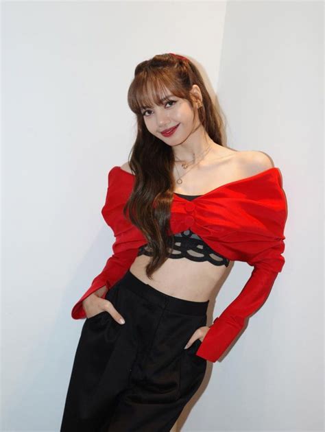 ลิซ่า Blackpink ล่าสุด ใส่ชุดไทย เดินเที่ยวที่ อยุธยา คนบอก ผ้าซิ่น เตรียมขาดตลาดได้เลย