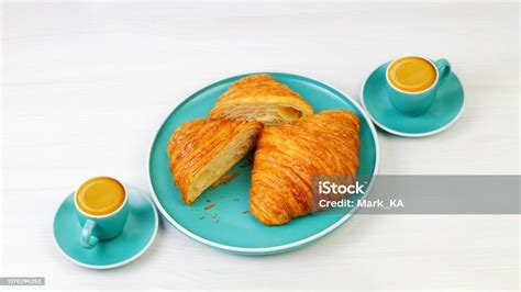 흰색 나무 테이블에 크루아상과 커피 에스프레소 2 컵 각도 보기입니다 열 개념에 대한 스톡 사진 및 기타 이미지 열 개념 오븐 구이 이탈리아 문화 Istock