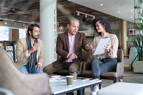 커피를 마시면서 일하는 것에 대해 이야기하는 식당에서 일하는 동료 모임 20 29세에 대한 스톡 사진 및 기타 이미지 20 29세 3 명 공동체 Istock