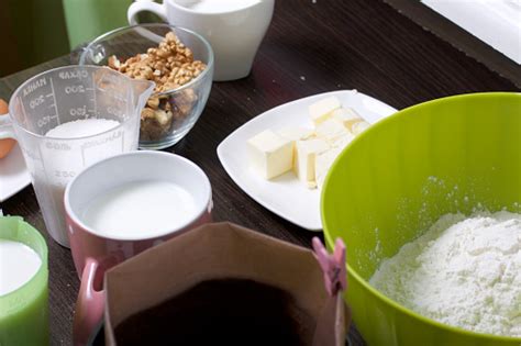 비스킷 부스러기와 우유 젤리 케이크를 요리 테이블의 표면에는 재료와 조리 기구가 있습니다 누워있기에 대한 스톡 사진 및 기타 이미지 Istock