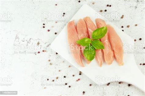 신선한 허브가 있는 회색 배경에 신선한 치킨 필레 복사 공간 소매용 식품 Ogranic 음식 건강한 식생활 음식 개념입니다 평면도 닭 가슴살 필레클로즈업 생 닭고기 0명에