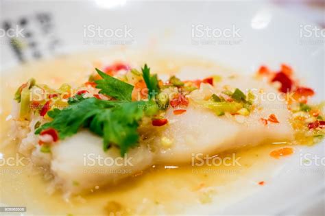 김이 새 콤 하 고 매운 소스와 허브 흰 돌리 물고기를 닫습니다 0명에 대한 스톡 사진 및 기타 이미지 0명 개체 그룹
