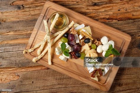 모듬된 치즈 포도 올리브 Grissini 꿀 절단 Bord 나무 배경에의 치즈 플래터 이탈리아 치즈와 과일 플래터입니다 상위 뷰 0명에 대한 스톡 사진 및 기타 이미지