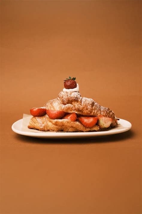 신선한 딸기와 크림을 곁들인 골든 크루아상 · 무료 스톡 사진