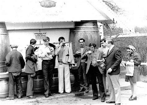 У павильона пиво воды стоял советский человек Исторические факты Пиво Уличная фотография