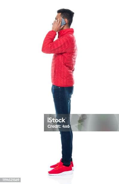 전체 길이 측면 보기 프로필 보기 1 명 만 2029세 성인 잘생긴 사람 흑발 짧은 머리 아프리카 민족 아프리카계 민족 남성 젊은 남성 서 시원한 태도 및 휴대 전화를 들고