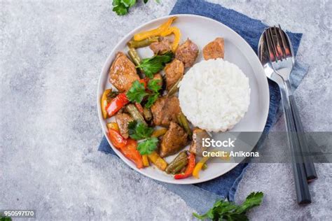 회색 돌 테이블 배경에 접시에 장식 쌀과 함께 야채와 닭고기 Azian 태국 음식 개념 가을에 대한 스톡 사진 및 기타 이미지 가을 간장 고기 Istock