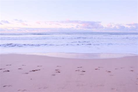 경치 고요한 고요함 구름 마린 뷰 모래 모래 언덕 모로코 모로코 해안 물 밀물과 썰물 바다 바다 경치 발자국 빈 해변 새벽 서핑하다 손을