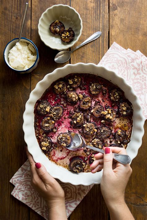 Печени сини сливи с канела и орехи Know How To Cook