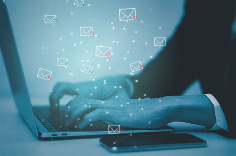 노트북 스팸 및 바이러스 컴퓨터 모니터 인터넷 보안 개념 노트북으로 전자 메일을 읽는 사업가와 이메일 개념 스팸 정크 및 전자 마케팅 화면 스팸 이메일 팝업 경고 에