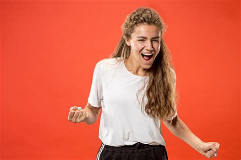 빛나는 성공 여자 행복 황홀 축 승자가 되 고 여성 모델의 동적 활기찬 이미지 축하에 대한 스톡 사진 및 기타 이미지 축하