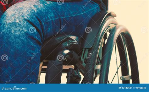 Неработающая маленькая девочка на кресло коляске Стоковое Изображение изображение