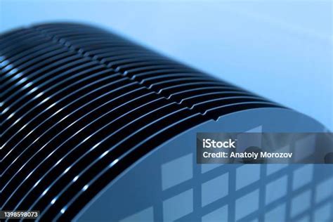 반도체 제조 시설에서 생산할 준비가 된 칩 셀로 회색 색상의 실리콘 웨이퍼 클로즈업 0명에 대한 스톡 사진 및 기타 이미지 0명 Cpu 개발 Istock