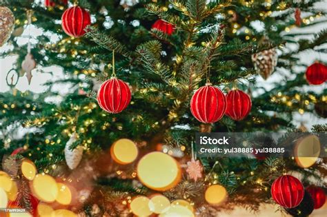 새해와 크리스마스 장식 화환 보케 배경 전나무 빨간 공 빛나는 화환이 있는 크리스마스 배경 크리스마스 벽지 아름 다운 축제 전통 배경입니다 0명에 대한 스톡 사진 및 기타