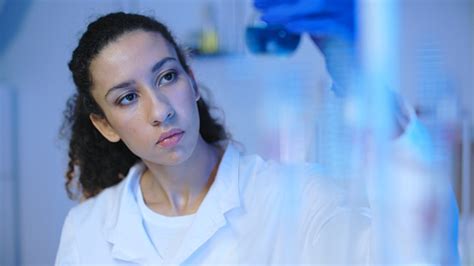 실험실 미용 산업에서 유체 샘플을 검사하는 여성 화장품 과학자 건강관리와 의술에 대한 스톡 사진 및 기타 이미지 건강관리와