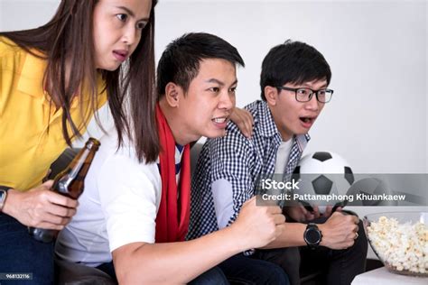 스포츠와 엔터테인먼트 컨셉 Tv와 맥주와 팝콘을 집에서 축 하 응원 축구 팀에서 축구를 보고 친구 Fanclub의 그룹 경기 격려에 대한 스톡 사진 및 기타 이미지 Istock