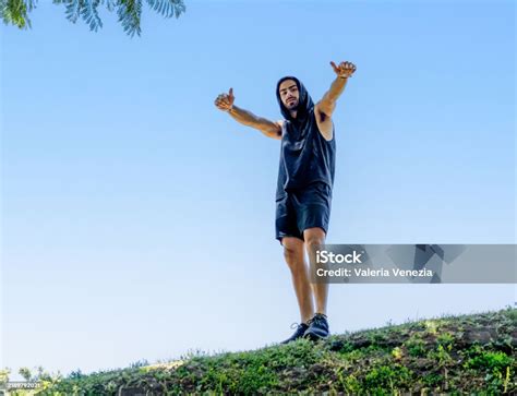 운동 후 엄지손가락을 치켜들고 쾌활한 표정으로 포즈를 취하고 있는 활기찬 청년 20 24세에 대한 스톡 사진 및 기타 이미지 20 24세 거리 건강한 생활방식