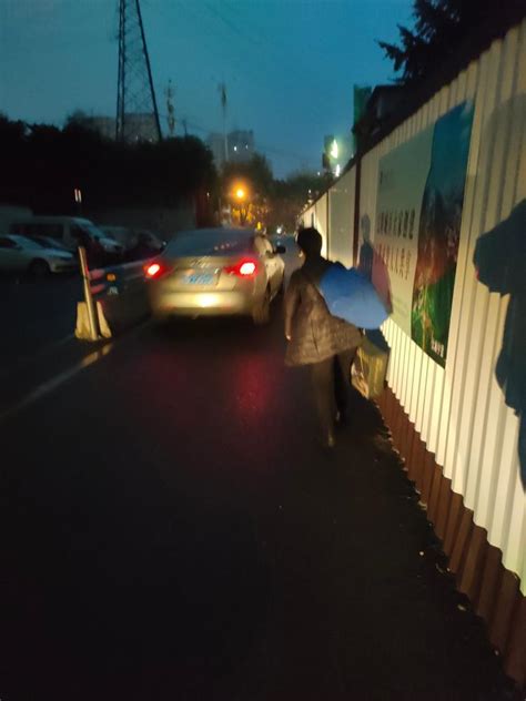 石坪桥街道隆鑫国际旁边的云广路人车共行一道危险 重庆网络问政平台