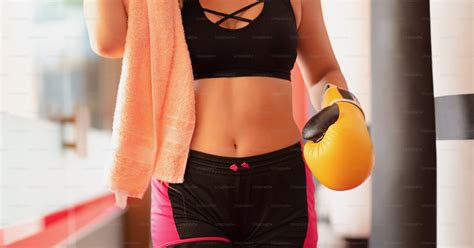 체육관에서 걷고 있는 복서 여자 닫으십시오 사진 Unsplash의 세르비아 이미지