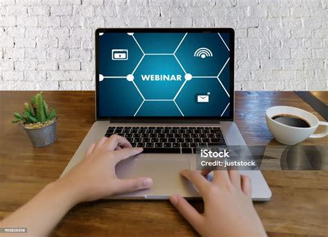 세미나 테이블에 손을 E비즈니스 탐색 연결을 사용 하 여 컴퓨터 커피에서에서 분할 톤 웹 회의에 대한 스톡 사진 및 기타 이미지 웹 회의 컴퓨터 테크놀로지 Istock