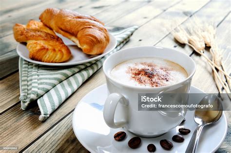 카푸치노와 크루아상 소박한 나무 테이블에 전통적인 이탈리아 아침 식사 0명에 대한 스톡 사진 및 기타 이미지 0명 골동품 냅킨 Istock