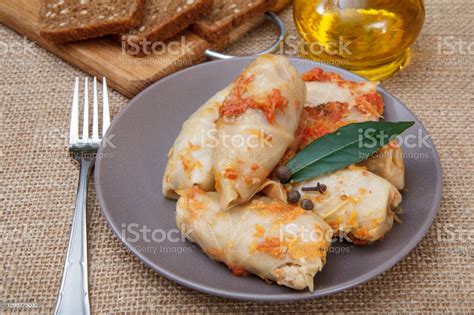 포크와 해바라기 기름 한 병으로 접시에 쌀과 고기로 채워진 맛있는 수제 양배추 롤 0명에 대한 스톡 사진 및 기타 이미지 0명 고기 미식가 Istock