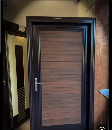 🟡ماهي أبواب الكلادينج ومم يتم يتصنيعها؟ ️أبواب الألمنيوم كلادنج هي