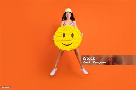 갈색 머리의 미친 여자의 전체 길이 사진 미소 입고 모자 탑 반바지 스니커즈 오렌지 색상 배경에 고립 된 점프 20 24세에 대한 스톡 사진 및 기타 이미지 Istock