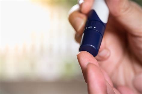 약 당뇨병 Glycemia 건강 관리 및 사람들 개념남자 손 손가락에 랜 싯을 사용 하 여 혈당 측정기로 혈당을 확인 하는 종료 감시에 대한 스톡 사진 및 기타 이미지