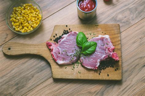 음식입니다 신선한 야채 고기 원시 스테이크와 바베 큐에 대 한 원시 고기 조각 슬라이스 쇠고기 스테이크 바베 큐 토마토 고추 고기 요리에 향신료입니다 0명에 대한 스톡 사진