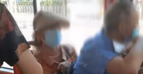六旬大爷抢座失败直接坐女子腿上，旁边有空座也不坐，可以告他骚扰吗？腾讯新闻