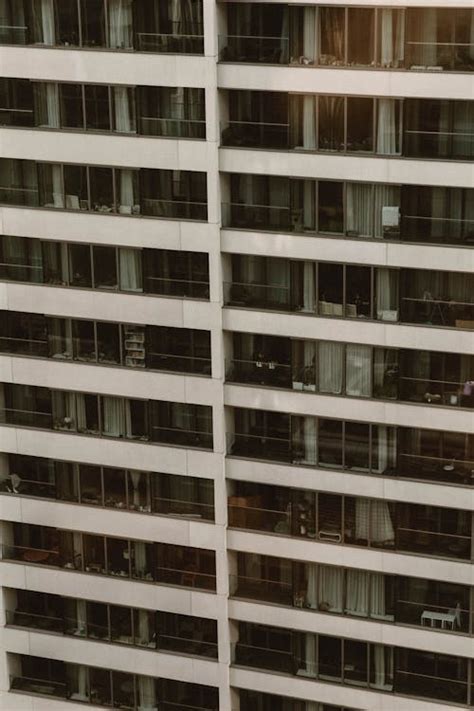 건물 외관 건물 외장 건물 패턴 건물의 대칭성 건축 고층 건물 고층 빌딩 창문 기하학적 설계 대도시권 도시 개발 도시 거주자 도시 건축 도시 경관