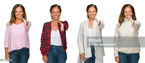 흰색 위에 아름 다운 중 년 여 자가 입고 겨울 스웨터의 콜라주 배경 웃 고 인사 하 고 환영으로 제공 하는 친절 한 악수 고립